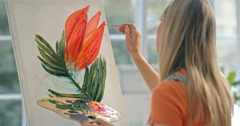 예술 회화 및 창조적 인 화가 여성이 예술가 팔레트와 페인트 브러시를 들고 캔버스에 꽃을 그리면서 예술 취미 홈 스튜디오에서 수업 또는 여가 시간에 예술적 여성의 클로즈업