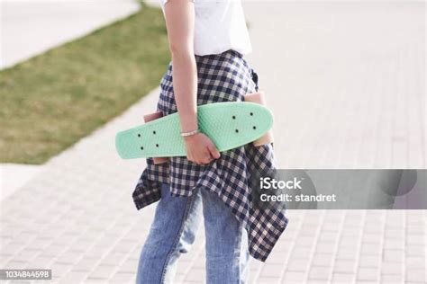 아름 다운 십 대 여성 스케이팅 스케이트 공원 진입로에 앉아 여름 도시 활동의 개념 경사로에 대한 스톡 사진 및 기타 이미지 경사로 공원 긍정적인 감정 표현 Istock