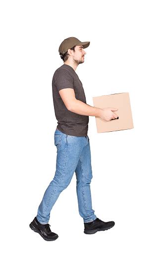이동 측면 보기 배달 남자 전체 길이 초상화 걷고 흰색 배경에 고립 된 고객에게 골판지 소포 상자를 들고 택배 배달 패키지 우수한 서비스 컨셉 나름에 대한 스톡 사진 및