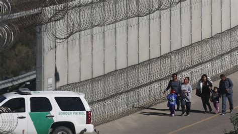 Поддръжници на Тръмп строят стена в частен терен по границата с Мексико Новини бг