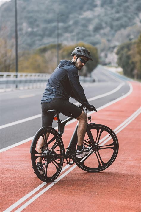 건강한 생활 남성 남자 내리막 길 도로 도로 자전거 라이딩 보호 장구 사이클 선수 사이클링 사이클링 기어 사이클링 선글라스 사이클링 저지 사이클링