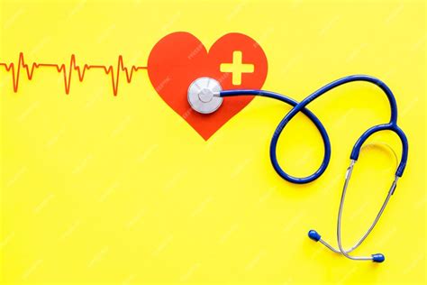 청진 기 및 하트 비트와 심장 모양의 상위 뷰 무료 사진