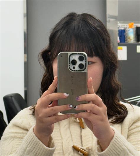 지은 한번은 해보고 싶은 구름펌 💗 뿌리부터 굵은 컬 들과 탄탄한 볼륨감으로 몽글몽글 내려오는 웨이브들이 볼륨없이 가라앉는 모발에 뿌리펌 함께 볼륨을 주어 얼굴을