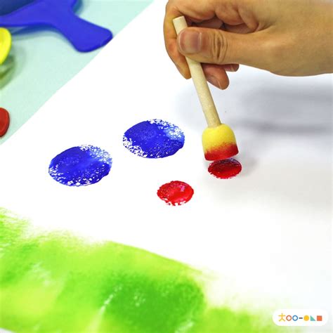 스펀지 붓으로 그림을 그려요 차이의 놀이