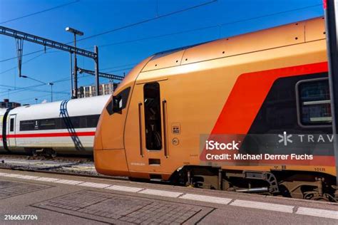 스위스 기차역에서 밝은 햇빛 아래 Südostbahn 철도 회사 유형 Traverso의 현대 기차의 감소하는 전망 0명에 대한 스톡 사진 및 기타 이미지 Istock