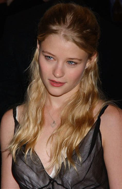 Emilie De Ravin En Bikini