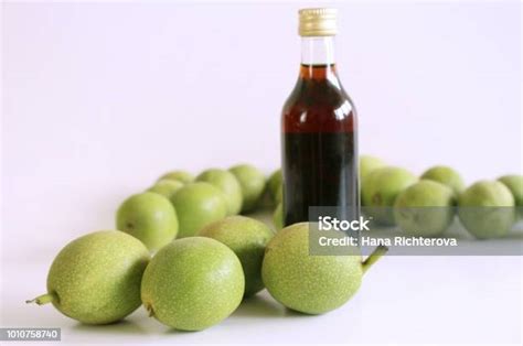 익 지 않는 녹색 너트와 알코올 만든 우수한 리큐 어 나무 테이블에 병에서의 주류 집에서 만드는 알콜 음료입니다 0명에 대한 스톡 사진 및 기타 이미지 Istock