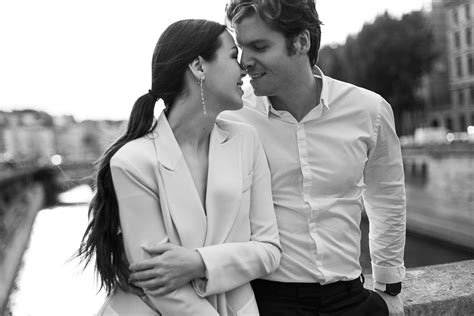 강가의 로맨틱한 흑백 커플 초상화 · 무료 스톡 사진