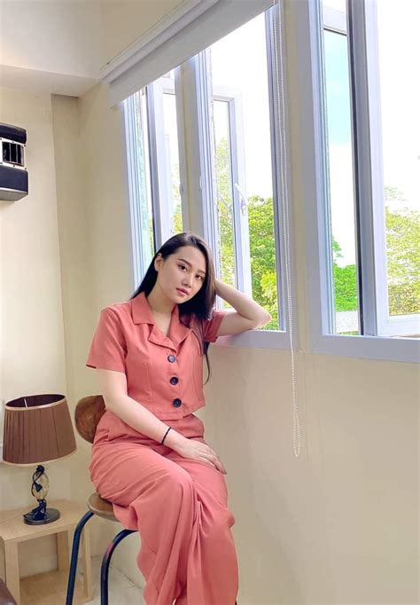 အရမ်းချစ်ဖို့ကောင်းတဲ့ သမီးငယ်လေးကို ရင်ခွင်ထဲမှာထွေးပွေ့ထားပြီး ချစ