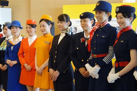 Video Seorang Pramugari Ganti Seragam Di Kereta Unik Euy