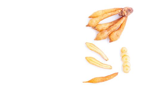 손가락 뿌리 또는 Kaempferia와 반으로 자르고 흰색 배경에 고립 된 슬라이스 유기농 야채 허브 식물 식품 성분 건강관리와 의술에 대한 스톡 사진 및 기타 이미지