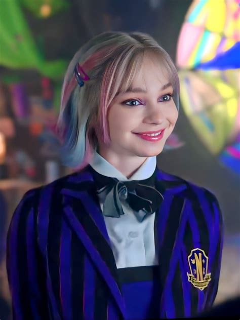 Emma Myers Looks Beautiful Merlina Personajes Frases De Ozuna Luces