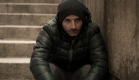 어둡고 날카로운 도시 초상화 중년 슬프고 우울한 실업자 가 우울증 문제를 겪고 화가 느낌 더러운 거리 모퉁이 계단에 야외에 앉아