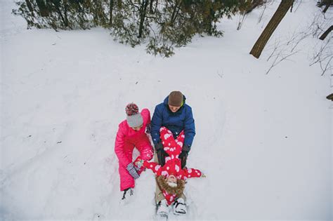 행복 한 가족 여자 남자와 겨울 따뜻한 옷에 앉아 어린 소녀 공원이 나 숲 야외에서 눈 겨울 재미 휴일에 여 가입니다 어린 시절 관계 가족 사람들 라이프 스타일 개념을 사랑