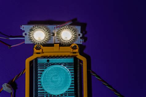 손으로 만든 로봇은 Arduino 플랫폼에 평평하게 놓여 있습니다 Diy Ai 스팀퍼플 배경입니다 어린이와 청소년 로봇 공학 및