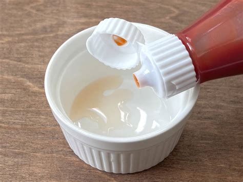 ケチャップから謎の水が出る！対処法と正体に「こうすればいいのか」「地味に気になってた」 macaroni