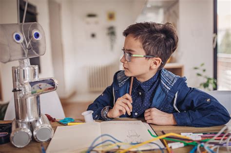 학교 프로젝트를 위한 물자를 재생 하는 작은 소년 만들기 로봇 장난감 Diy에 대한 스톡 사진 및 기타 이미지 Diy Stem 주제 건축하기 Istock