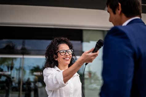 미드 성인 기자 여자가 야외에서 사업가와 이야기하고 있습니다 언론인에 대한 스톡 사진 및 기타 이미지 언론인 인터뷰 이벤트 2명 Istock