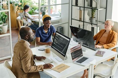 Premium Photo Programmers Working In Team At Office