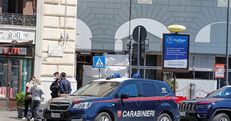 Accoltella La Moglie E La Chiude In Casa Arrestato A Napoli