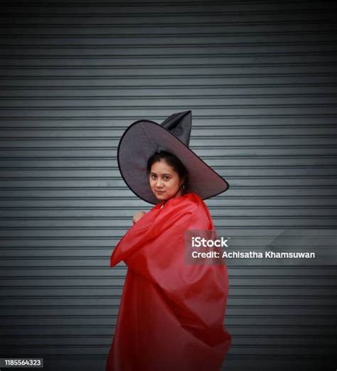 빨간 망토와 여자는 줄무늬 금속 배경에 몸과 마녀 모자를 커버 10월에 대한 스톡 사진 및 기타 이미지 10월 검은색 공예 Istock