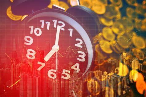 알람 시계와 도시 배경과 재무 그래프 시간 저축 돈 개념 금융 및 비즈니스 개념에 대 한 동전 더미의 이중 노출 개념에 대한 스톡 사진 및 기타 이미지 Istock