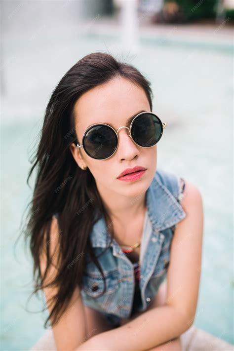 Premium Photo Girl Modeling In The City