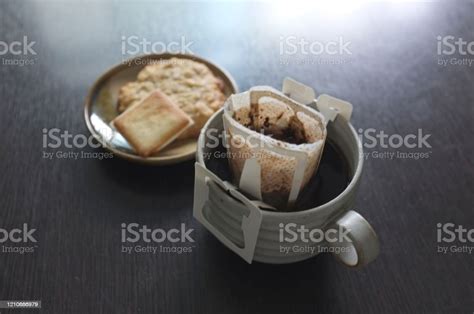 커피의 인스턴트 갓 양조 한 잔 크림 크래커와 함께 제공되는 드립 백 신선한 커피 텍스트 삽입을 위한 복사 공간 0명에 대한 스톡 사진 및 기타 이미지 Istock