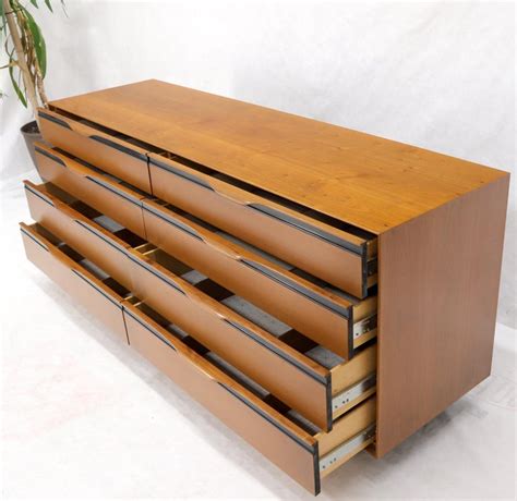 John Stuart Lange Kommode Aus Hellem Nussbaumholz Mit Acht Schubladen Im Angebot Bei 1stdibs