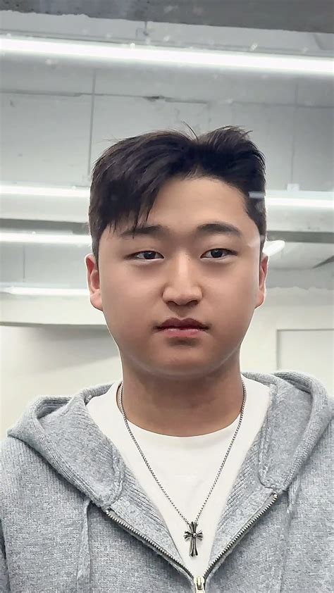 Mod 대구남자머리 안나 대구남자머리 가일컷 가일펌 깔끔하고 정석 가일 느낌보단 적당한 텍스쳐를 곁들인 제품을 바르고 안바르고의 차이도 있으니 제품은 필수입니다