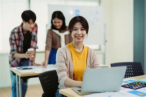 크리에이티브 웹그래픽 디자이너 팀 휴대폰 애플리케이션 및 개발 템플릿 레이아웃을 위한 드로잉 웹사이트 Ux Ui 앱 프로토타입