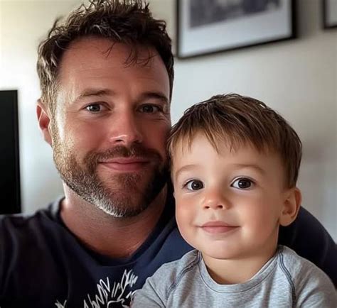 Живея само със 7 годишния си син Дилън след като съпругата ми почина и наскоро започна да се