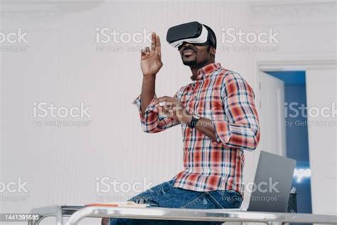 가상 현실 안경의 아프리카 계 미국인 남자 소프트웨어 개발자는 앱을 만들고 사무실 책상에 앉아 있습니다 30 34세에 대한 스톡 사진 및 기타 이미지 Istock