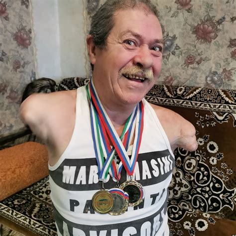 ЖИЗНЬ БЕЗ РУК С 17 ЛЕТ Youtube