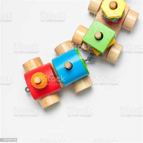 흰색 배경에 컬러 블록이있는 나무 열차 무지개 색상의 천연 나무로 만든 어린이 장난감 환경 친화적 인 장난감 게임 플라스틱 무료 아기와 유아를위한 장난감 플랫 레이 0명에