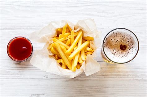 프랑스는 위에서 소스와 흰색 나무 표면에 맥주와 감자 튀김 최고의 볼 수 있습니다 0명에 대한 스톡 사진 및 기타 이미지 0명 감자 요리 감자튀김 Istock