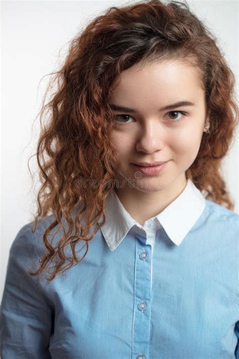 Bella Ragazza Con Capelli Rossi Ricci Lunghi Ed I Bei Occhi Marroni Fotografia Stock Immagine