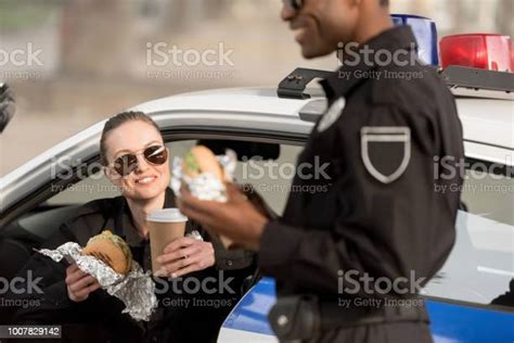 커피 컵을 들고 경위와 점심 아프리카계 미국인 경찰관의 자른된 샷 경찰관에 대한 스톡 사진 및 기타 이미지 경찰관 경찰차 남성 Istock