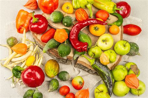 트렌디 한 못생긴 야채와 과일 신선한 후추 콩 오이 토마토 호박 사과의 구색 0명에 대한 스톡 사진 및 기타 이미지 0명