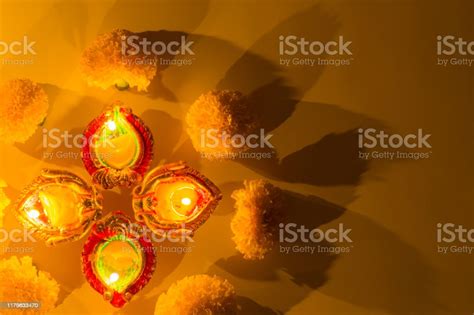 인도 축제 디왈리 디야 오일 램프 다채로운 랑골에 조명 힌두교 전통 해피 디파발리 Goddess Lakshmi에 대한 스톡 사진 및 기타 이미지 Goddess