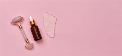 로즈 쿼츠 구아 샤 스톤 비취 롤러 와 유리 눈 드롭퍼 세럼 병 분홍색 표면에 고립 169에 대한 스톡 사진 및 기타 이미지 169 개체 그룹 건강관리와 의술