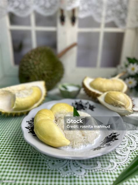 두리안 과일 또는 냄새 나는 과일 과일의 왕 껍질을 벗긴 잘 익은 두리안과 맛있는 두리안은 찹쌀이나 풀루트 두리안과 함께 제공됩니다 0명에 대한 스톡 사진 및 기타 이미지