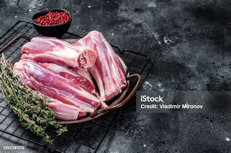 허브가 있는 강철 트레이에 생양 다리 생크 검은 색 배경 맨 위 보기입니다 복사 공간 0명에 대한 스톡 사진 및 기타 이미지