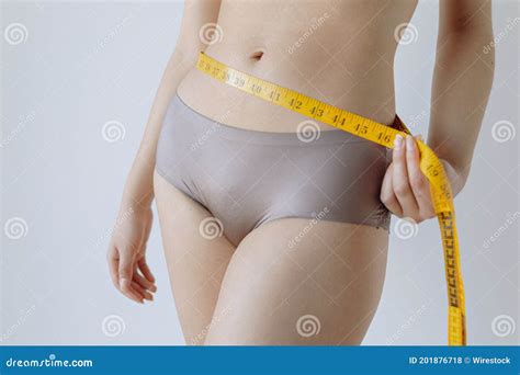 Primero Un Disparo De Un Cuerpo Femenino Con La Ropa Interior De Color