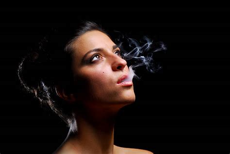 4900点を超えるfemale Model Smoking Cigaretteのストックフォト、写真、そしてロイヤリティフリーの画像