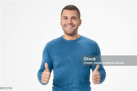 밝은 남자의 초상화 미소와 흰색 배경 위에 고립 된 엄지 손가락을 보여주는 30 39세에 대한 스톡 사진 및 기타 이미지 30 39세 긍정적인 감정 표현 남성