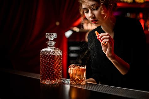 여성 바텐더는 바 카운터에 차가운 알코올 칵테일을 곁들인 유리에 조심스럽게 뿌려 캄파리에 대한 스톡 사진 및 기타 이미지 캄파리 각얼음 고풍스런 Istock