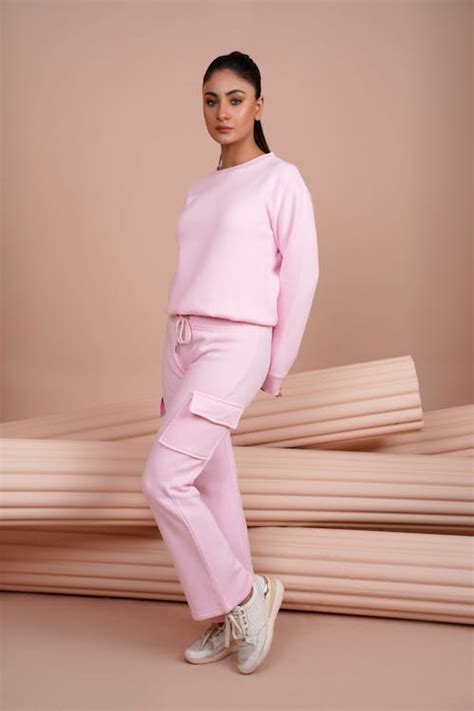 강력한 거친 결단 고집 골 그림 근육 근육질의 기어 단노 덤벨 도시 패션 러스틱 매끄러운 모델링 몸매가 좋은 미니멀리스트 미니멀리스트 복장