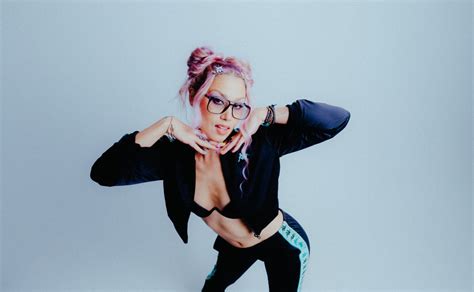 [interview] Xie Dives Into Her New Single Cest La Vie Pre Set Rituals More Iedm