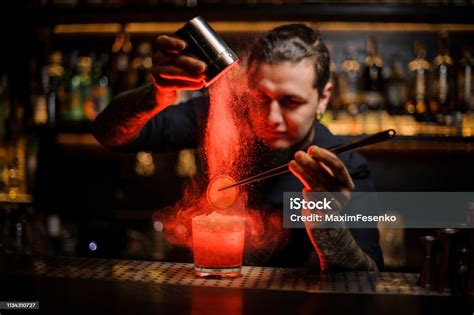 바텐더가 알코올 칵테일에 말린 오렌지와 파우더를 첨가 가루로 빻은에 대한 스톡 사진 및 기타 이미지 가루로 빻은 가린 얼굴 각얼음 Istock